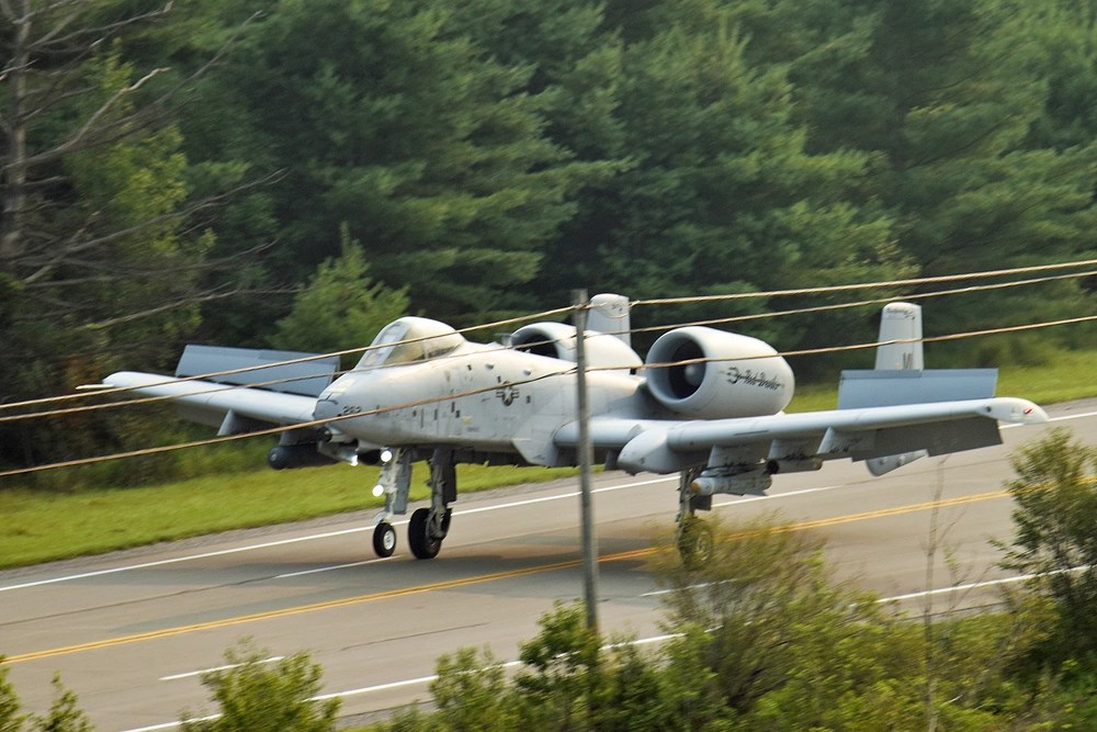 'That was smooth as hell': Watch the USAF land an A-10 on a public ...