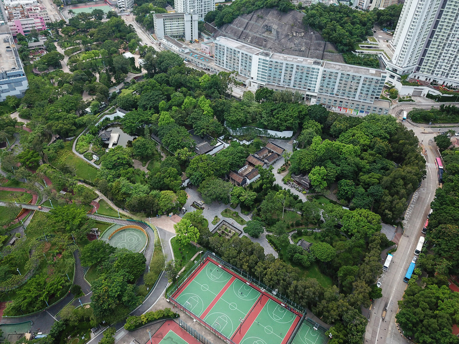 The fascinating history of the crime-ridden Kowloon Walled City - We ...