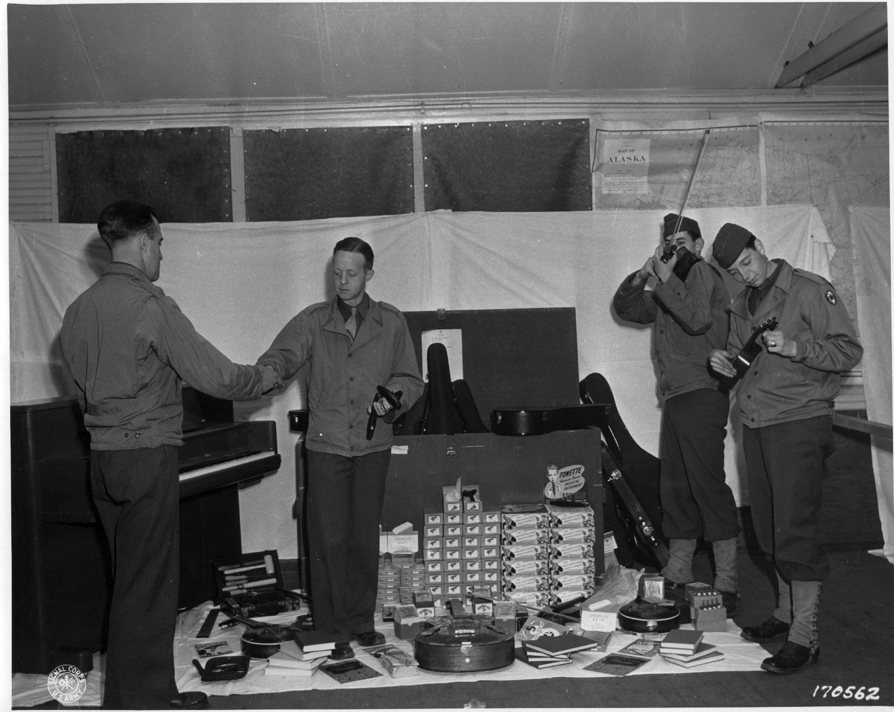 These pianos were built to be airdropped onto WWII battlefields - We ...