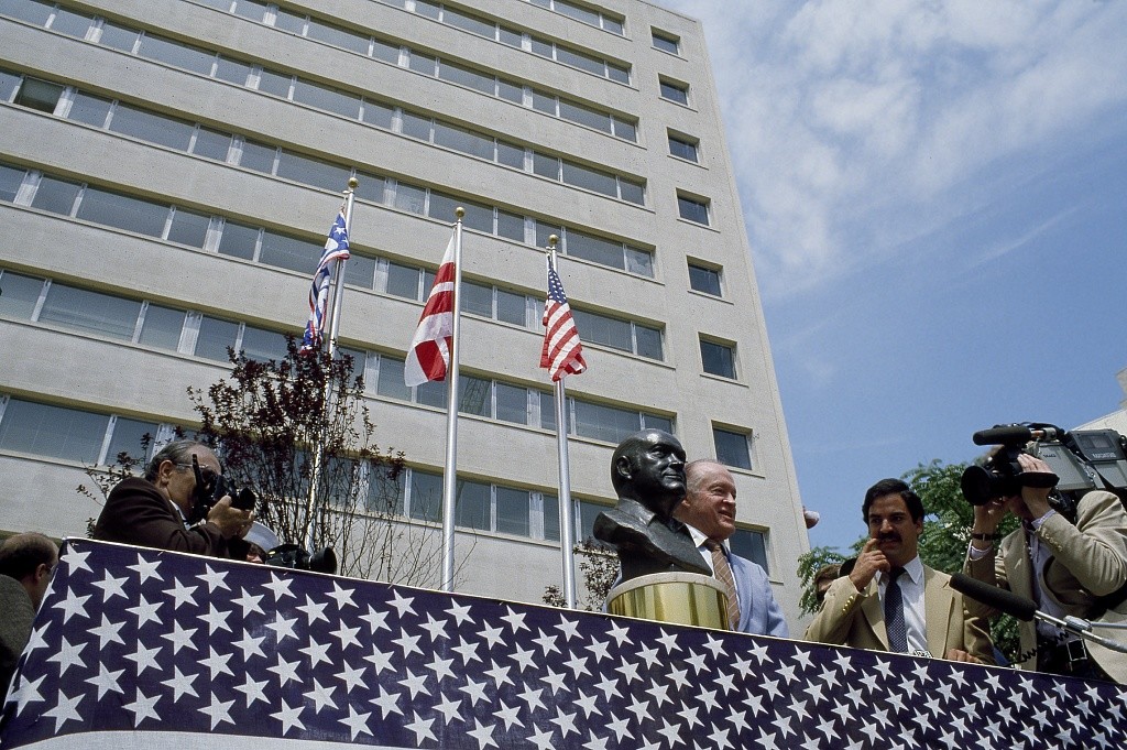 7 key facts about the USO's 80 years of service | We Are The Mighty
