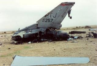 Watch this F-16 pilot dodge six Iraqi surface-to-air missiles in Desert ...