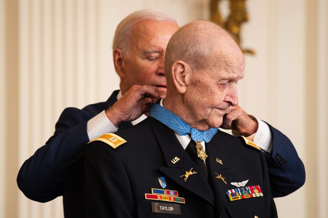 Medal of Honor recipient Raymond Clausen saved 18 Marines