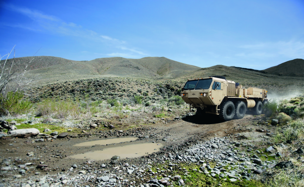 Watch how soldiers extract a tactical truck stuck in the mud