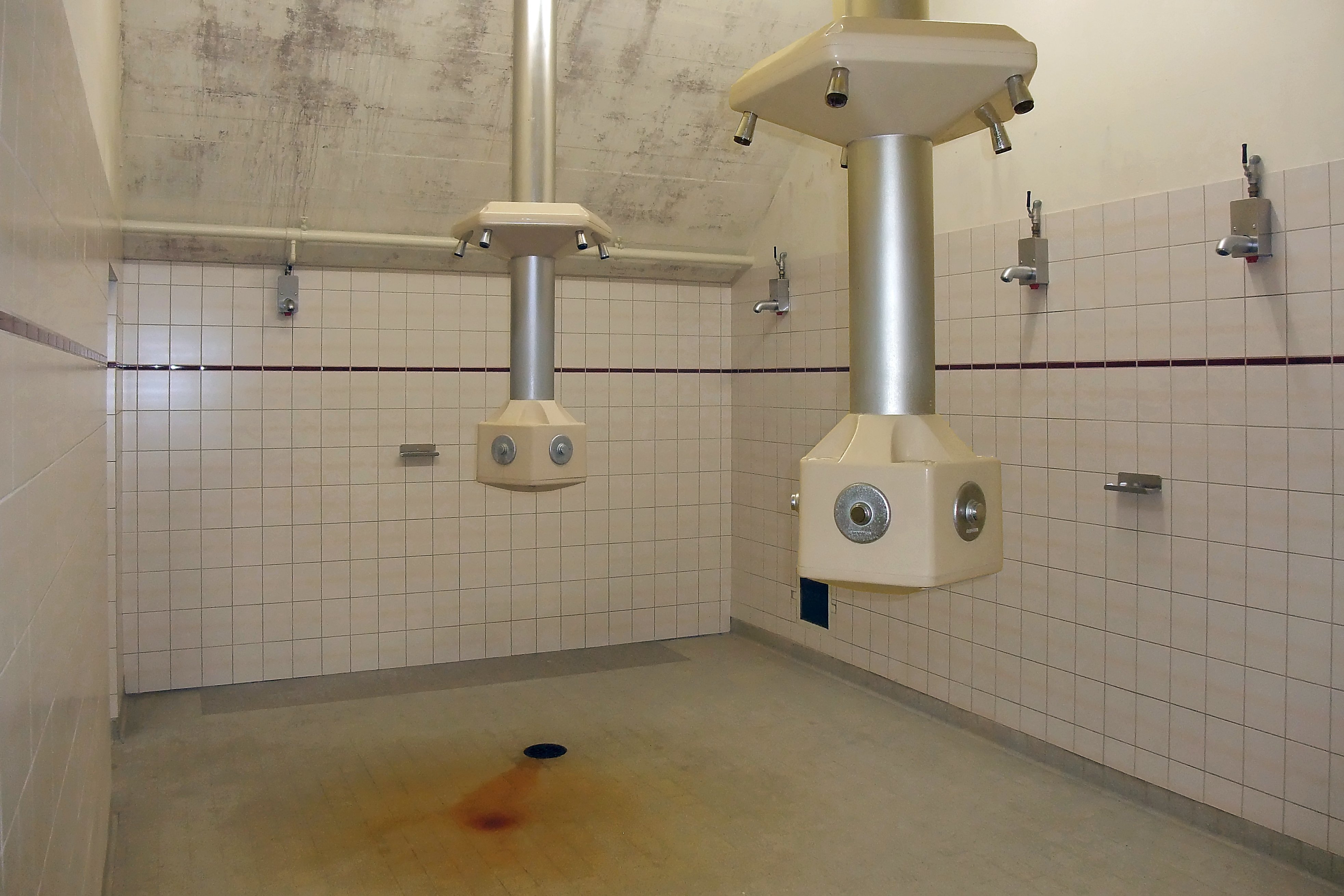 4 reasons why a military shower on deployment is disgusting