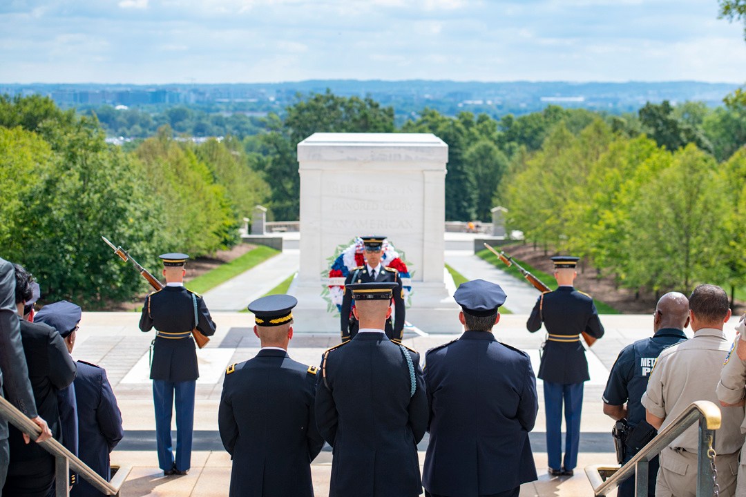15 photos show how visiting VIPs show honor at Tomb of the Unknown Soldier